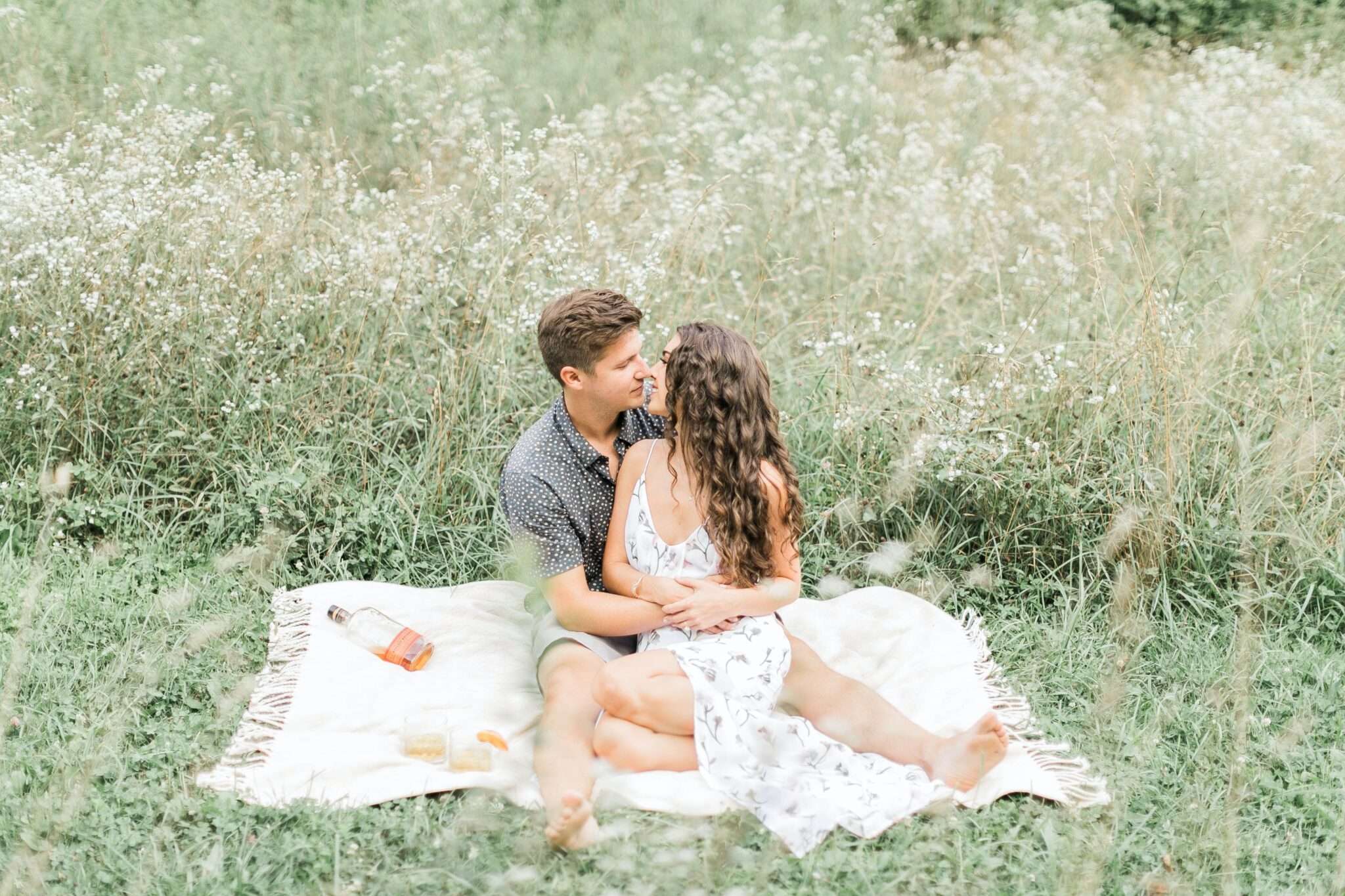 10 Romantic Picnic Ideas For Couples - Lovify